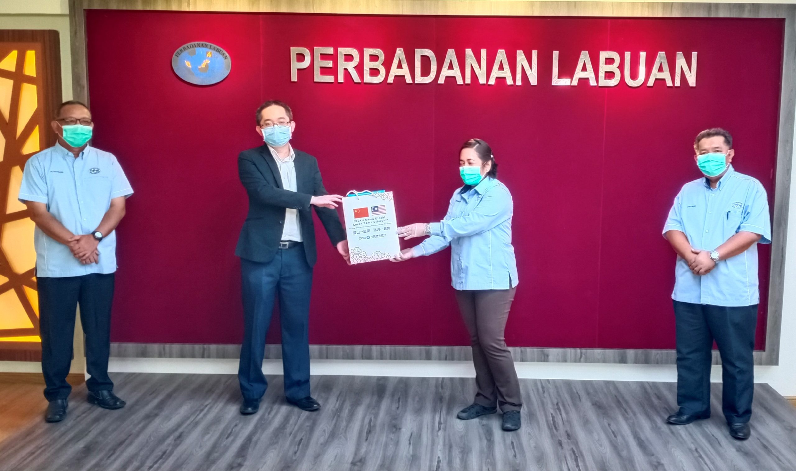 CCB Labuan sumbang 5,000 topeng muka bantu barisan hadapan COVID 19 ...