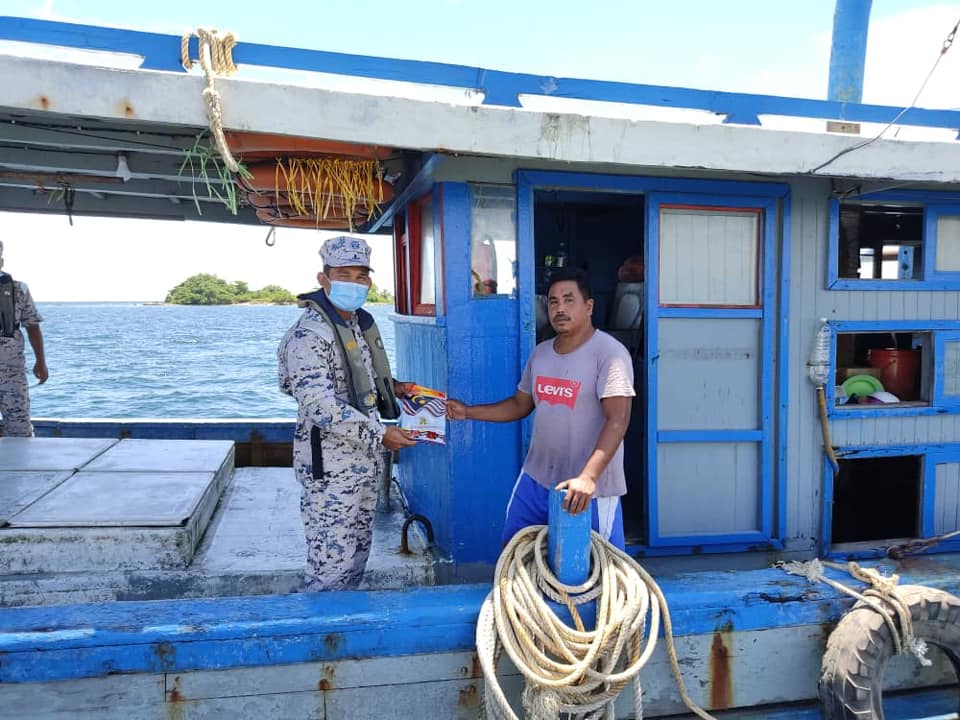 Maritim Labuan serah 200 Jalur Gemilang kepada komuniti maritim ...
