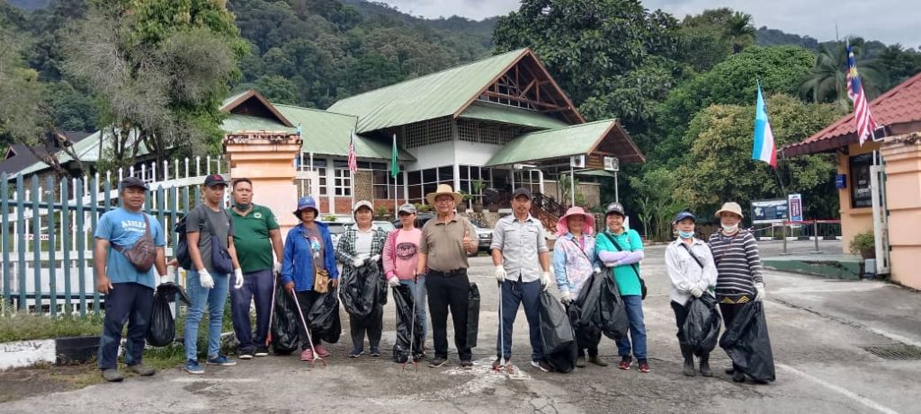 Bermuafakat Membawa Berkat' , 'Berat Sama Dipikul, Ringan Sama ...
