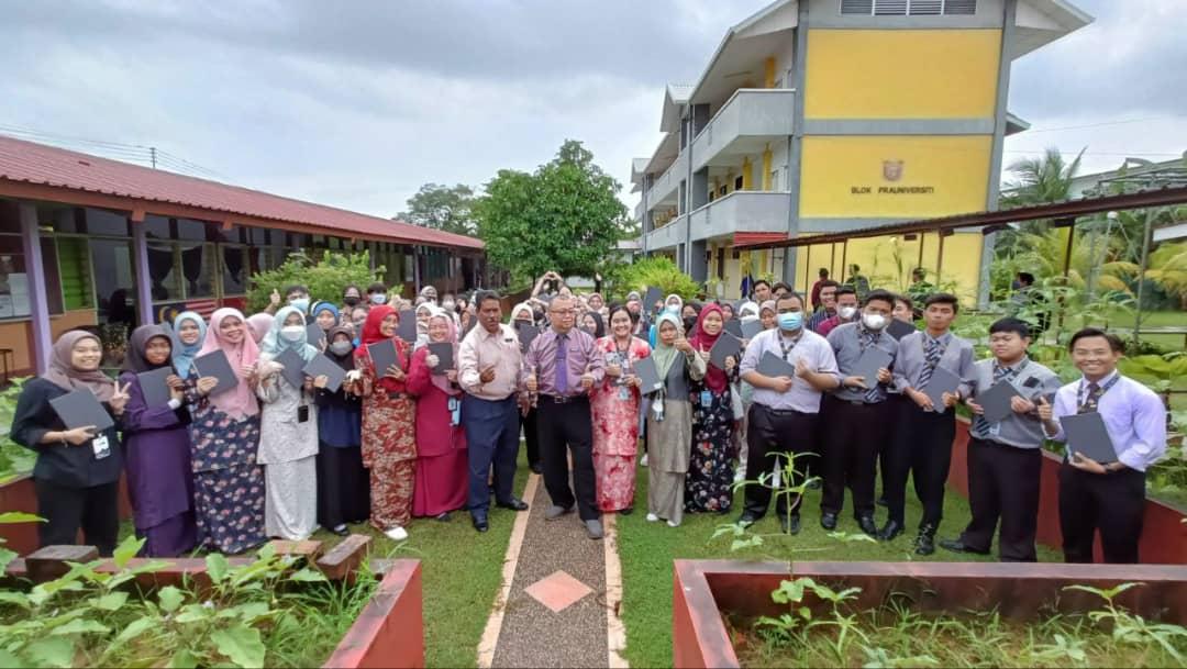 117 Pelajar SMK Labuan terima peranti pembelajaran - Borneo Daily Bulletin