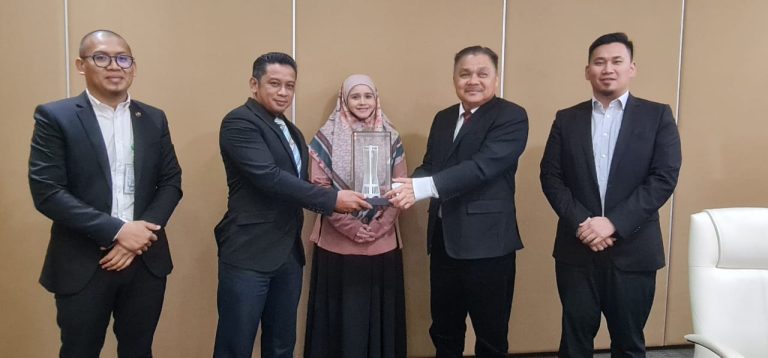 Robert menerima kunjungan hormat Pengarah Wilayah Tabung Haji ( TH ...